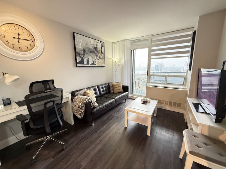 Updated 1br Condo W/parking Near Everything - Toronto