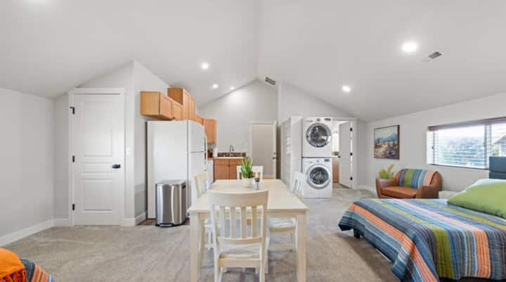 Esperanza Studio | Cozy, Colorful, Retreat For 3 - Pasco, WA