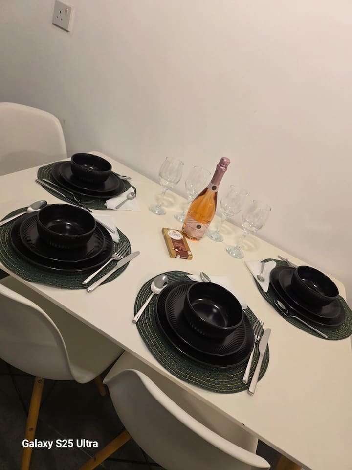 Green & White Haven – 3-bedroom Cozy Getaway - London