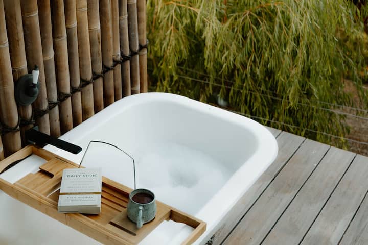 R&r Bus Retreat: Charles The White Bus - Donnybrook