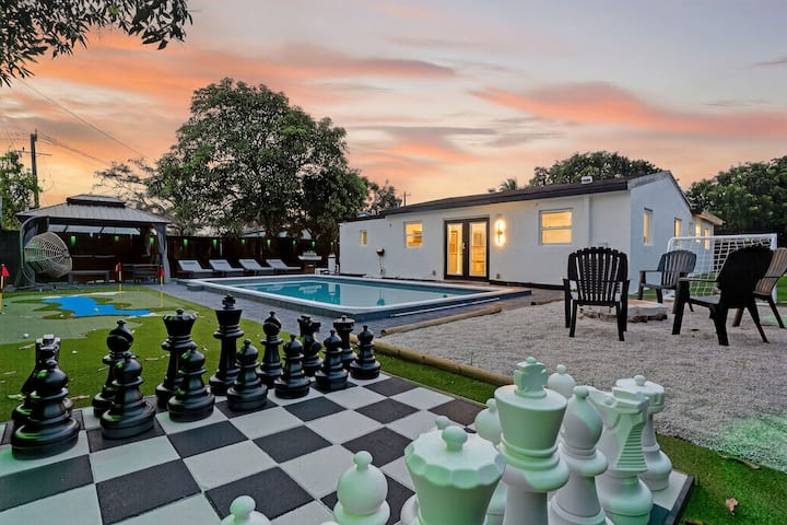 Heated Pool Home | Mini Golf & Soccer | Firepit - Hollywood, FL