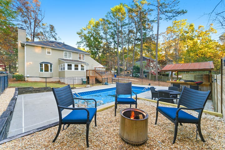 Relaxing Pool Retreat | Game Room | Truist Park - Hurricane Harbor, Austell