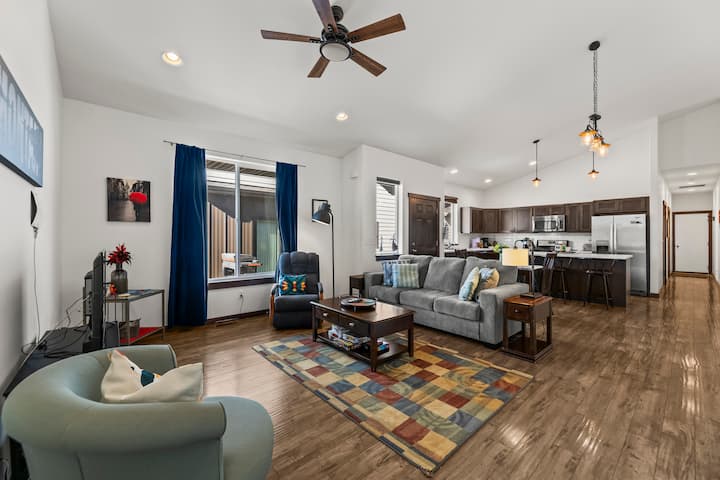 Compass Bedroom - Up To 2 Guests, West Bozeman - Bozeman, MT