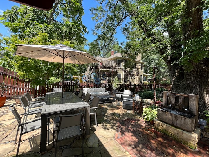 Quiet Downtown Lawrence Apartment - Lawrence, KS