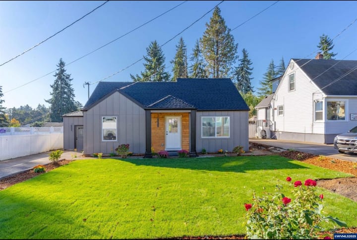 Lux Design, Backyard, Sleeps 4, Game Room, Firepit - Salem, OR