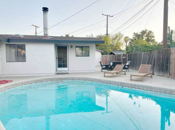 Getaway In Riverside | 4br + Pool | Sleeps 10 - Riverside, CA
