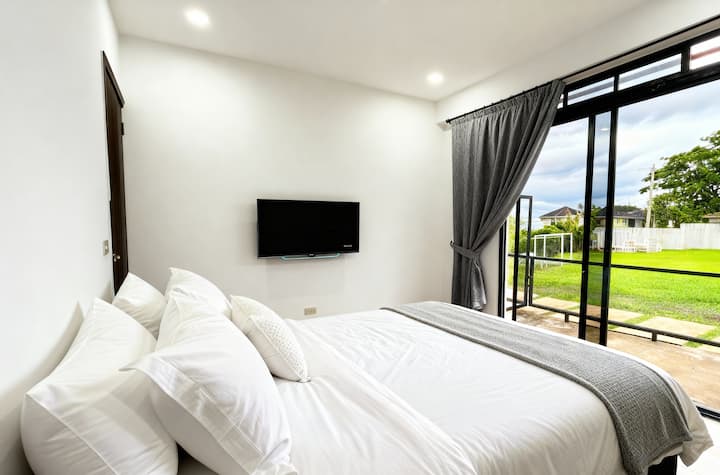 1 Bedroom Retreat: Pool, Sports, & Cozy Luxury - Kingston