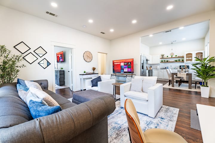 3bd/2ba Dedicated Workspace, King Bed, Pets Ok - Greenville, TX