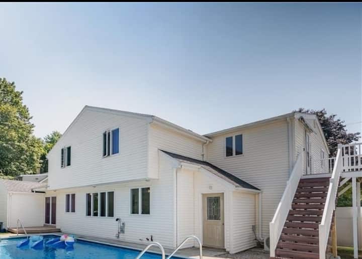 A Charming And Spacious One Bedroom Apartment. - Southwick's Zoo, Mendon