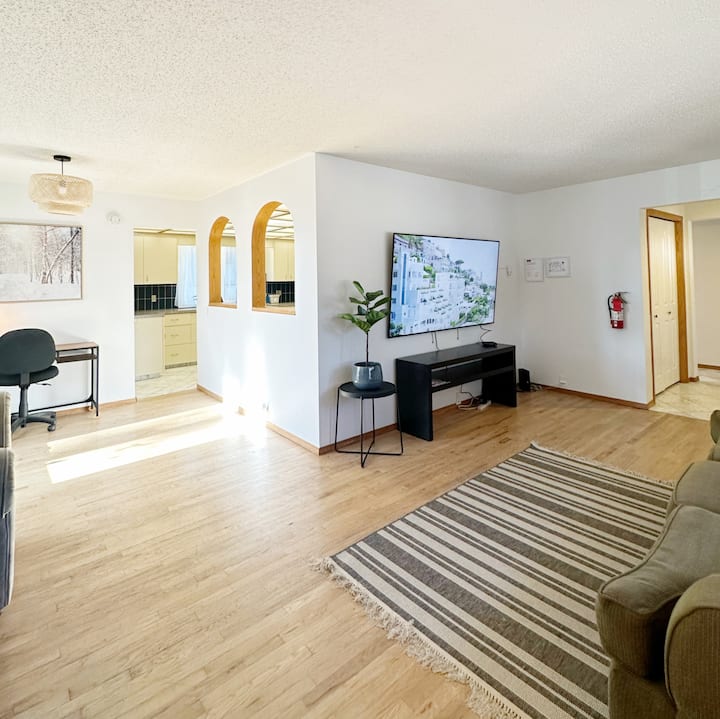 Cozy Spacious Home Fully Furnished And Comfortable - Calgary