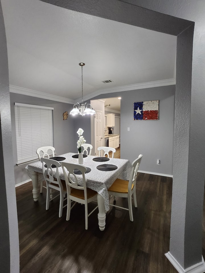 Simple Spaces, Cozy Vibes - Elgin, TX