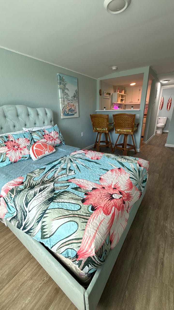 Vacation Hideaway Cozy Studio Across The Beach - Cocoa Beach, FL
