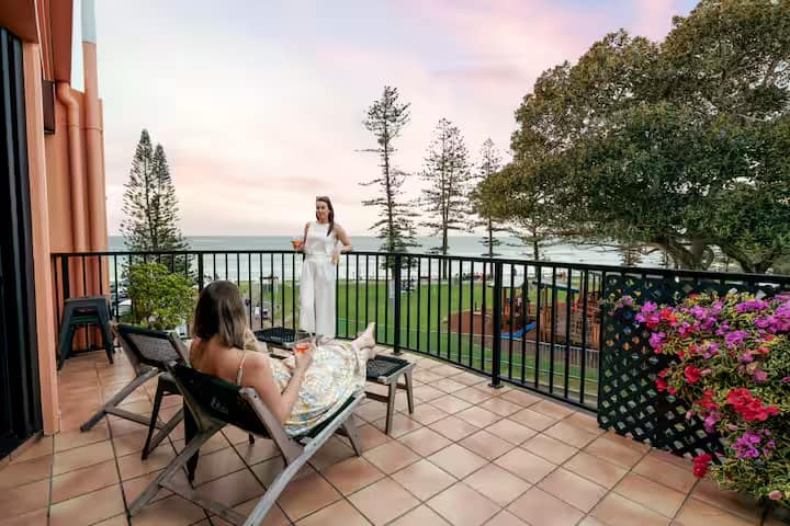 Sea View Loft: Stylish, Spacious & Tranquil - Caloundra