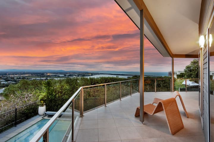 Stylish Hillside Retreat With Pool - Christchurch