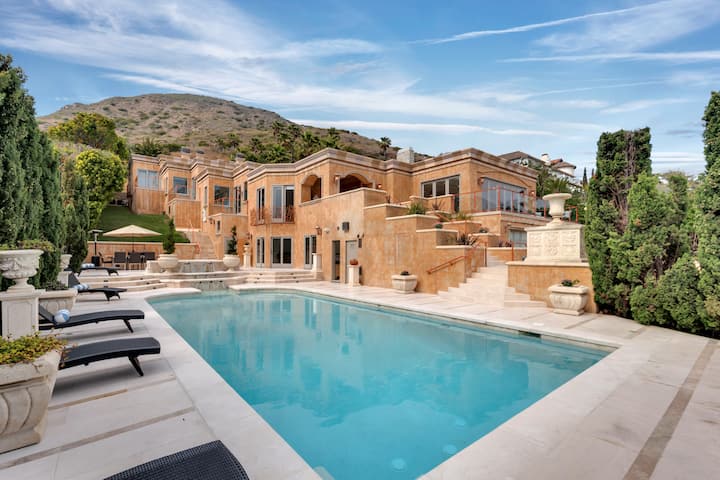 Malibu's Villa Calcare -Sleeps 12 + Pool + Theater - Malibu, CA