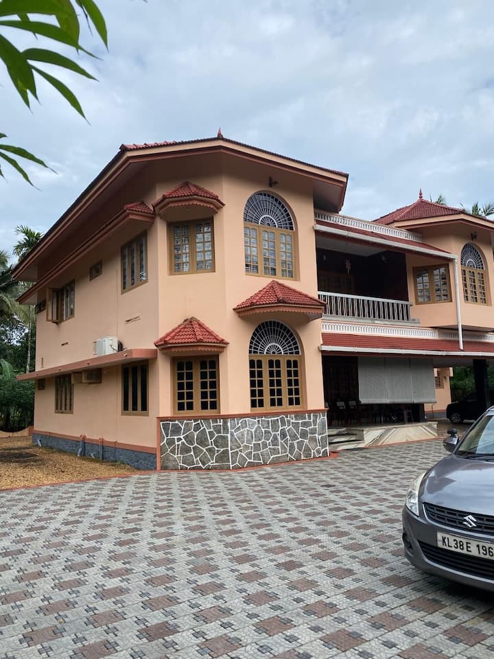 Elegant 5-bedroom Home In The Heart Of Town - Thodupuzha