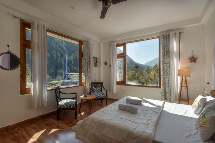 Cozy Mountain Room With Café Access - Kasol