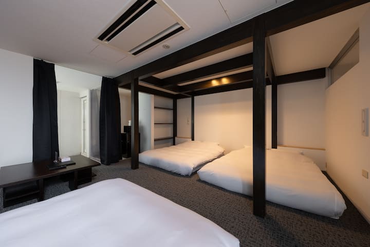 Huntelia Matsuyamaで贅沢ステイ｜クイーンベッド3台・6名ok・電停徒歩5分 - Matsuyama