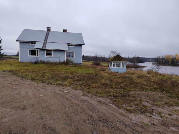 Ihanalla Paikalla Järven Rannalla Sijaitseva Talo. - Iisalmi