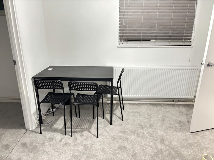 Clean, Comfy, Affordable Short Stays - 斯蒂夫尼奇