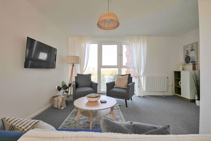 Cardiff Bay 2br | Balcony & Private Parking - Barry