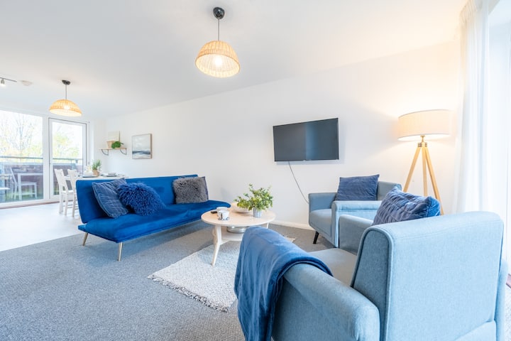 Modern 2br Apartment With Water Views & Balcony - Cardiff