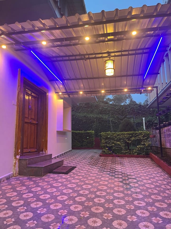 Tavish– 15 Pax, 2 Bed Rooms, 1 Xl Room, 3 Baths. - Kotagiri
