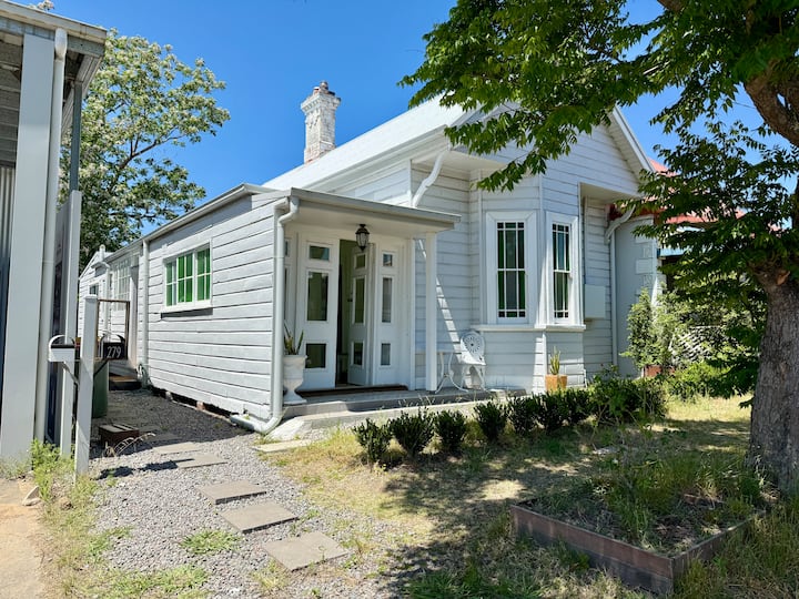 The Charming White Cottage On Dowling Street - Dungog