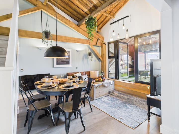 Unique 2 Bedroom Apartment Closest To Excel London - Ilford