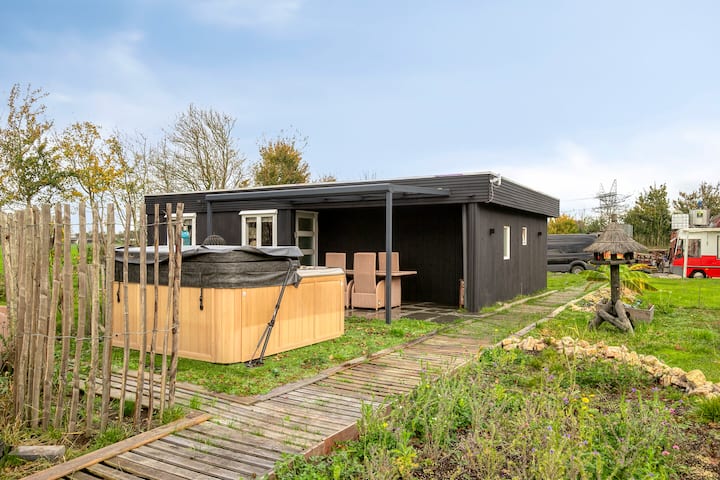 Modern Lounge With A Spacious Gardan - Dronten