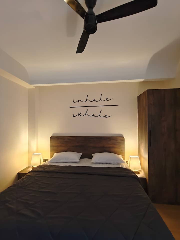 Calm & Simple Retreat Near Dashashwamedh Ghat - India