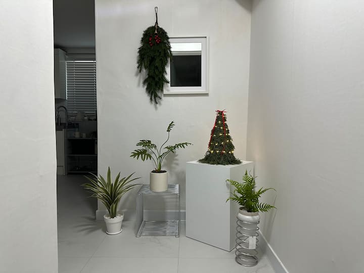 New오픈[nue Haus] 감성숙소/반월당 도보3분/스탠드tv/무료주차/침대2 - Daegu