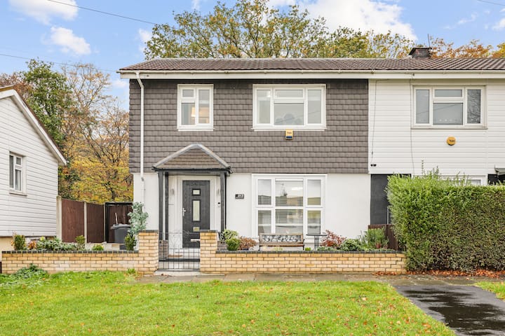 Modern 3bed Garden & Parking | Nr Hainault Station - Romford