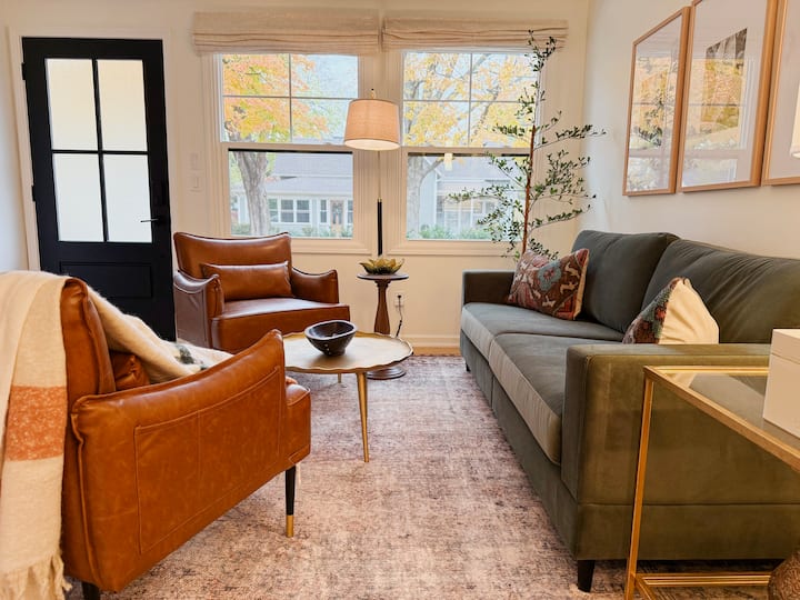 Vale Cottage: Premium 2br In Downtown Valparaiso - Valparaiso, IN