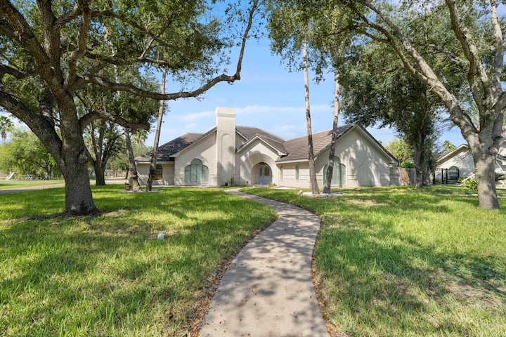 Luxury Sharyland Stay • Private Pool • Sleeps 16+ - McAllen, TX