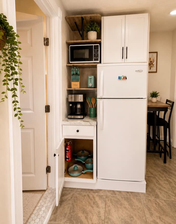 Little Secret By The Sea /Romeras Stays. - Tampa, FL