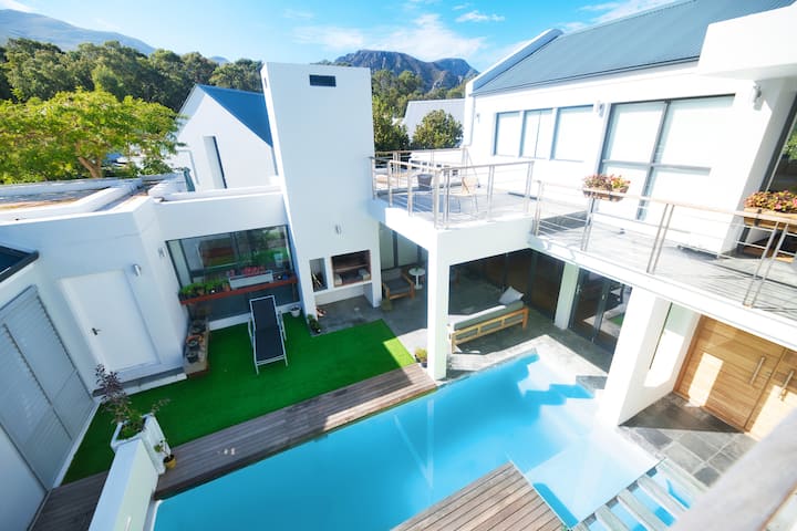 On Golf Estate Sea & Mountain Views. Design Winner - Hermanus