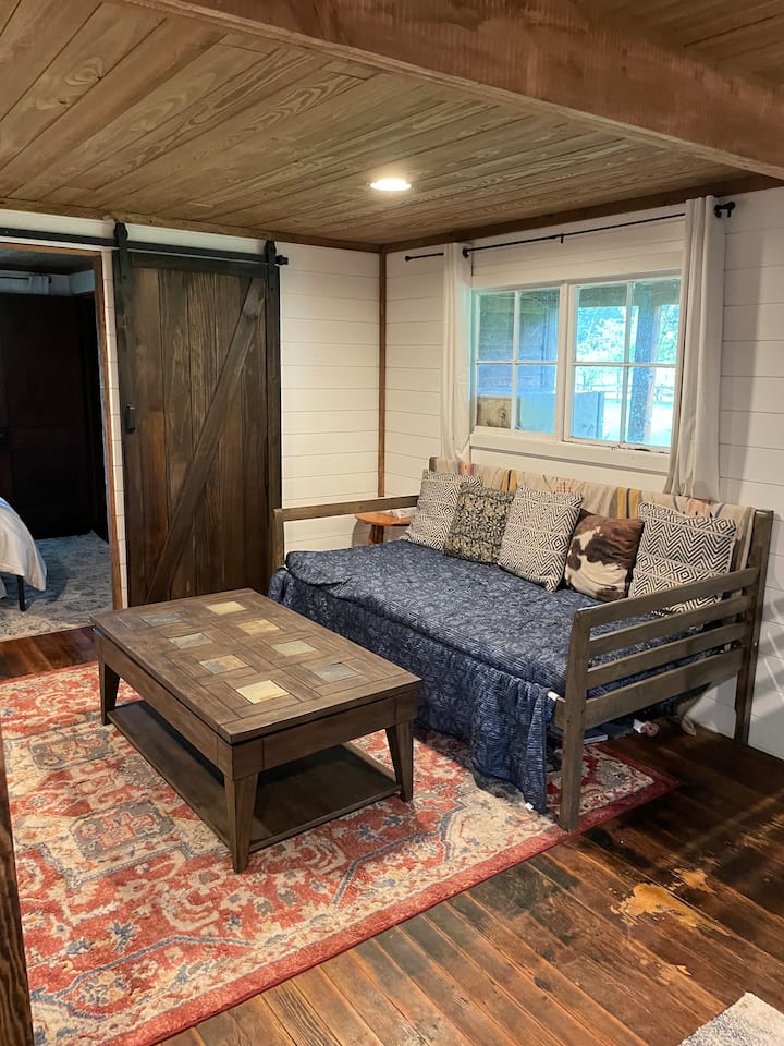 Farm Cottage - Cottage Grove, OR