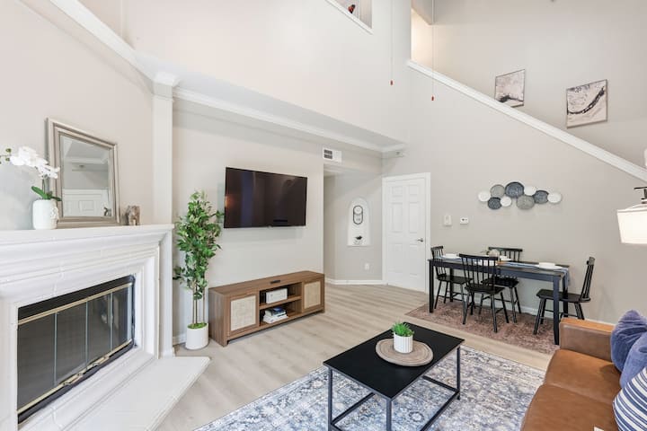 Chic Modern Haven | Elegant Stay With Scenic Views - Dallas, TX