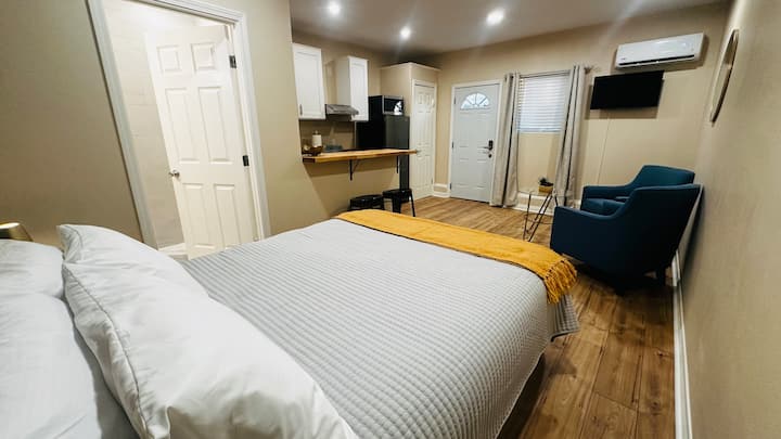 315 Paradise Studio - San Diego