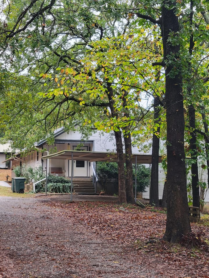 Two Dog Inn - Robbers Cave State Park, Wilburton