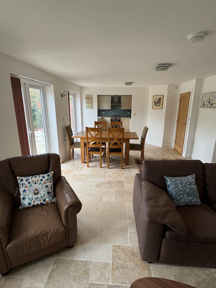 Large Holiday Bungalow With Parking - Exeter