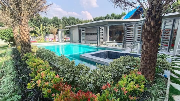 Greenscape Villa 5-bhk: Pool, Jacuzzi & Calm - Hyderabad