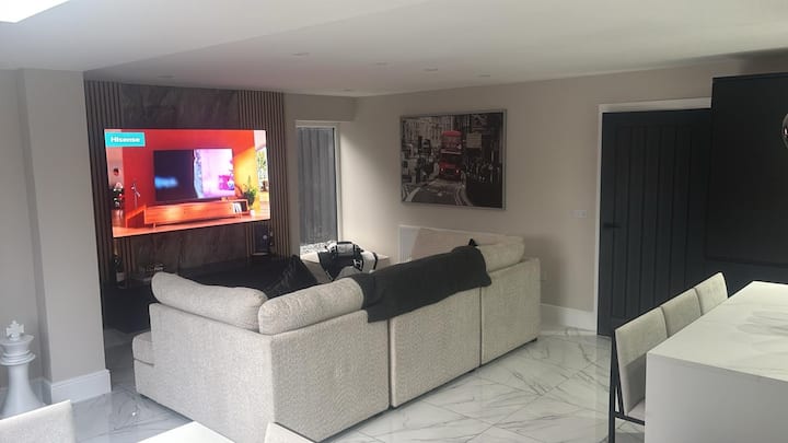 Modern 4 Bed House With Hot Tub & Private Garden - Lincolnshire