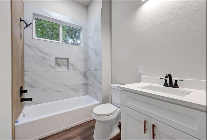 Room Next Donwtown Conroe - Conroe, TX