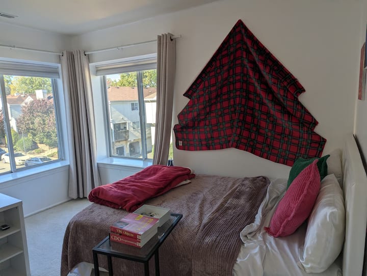 Modern Furnished Bedroom Close To Train Station - Menlo Park, CA