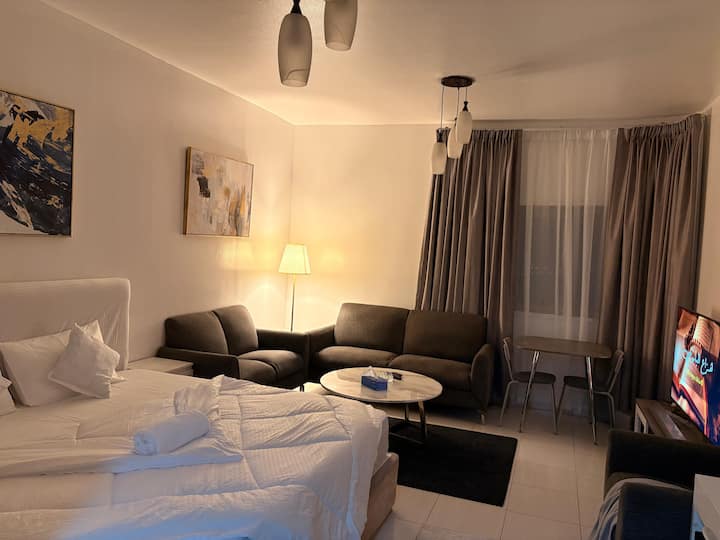 استوديو فاخر بإطلالة بحرية خلابة على كورنيش عجمان - Ajman