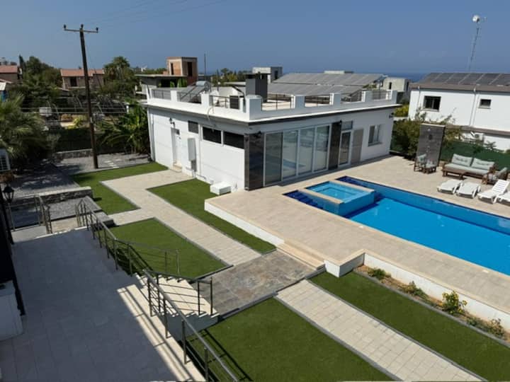 Girne'de Havuzlu Ferah Cok Keyifli Mükemmel Villa - Cyprus