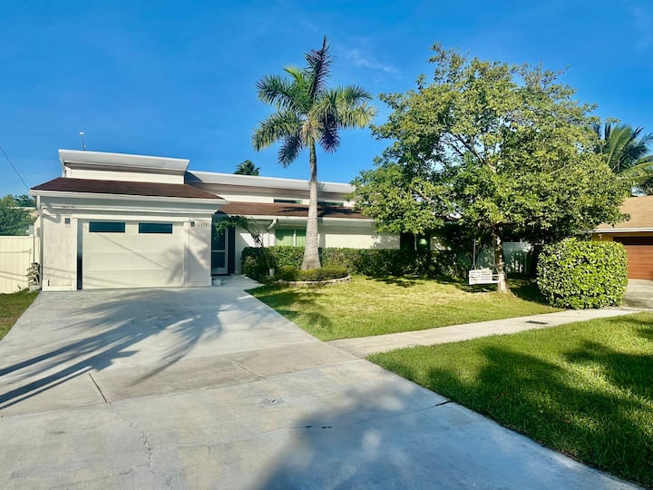 3 Bedrooms, 3 Bathrooms, Calm Neighborhood - Hollywood, FL
