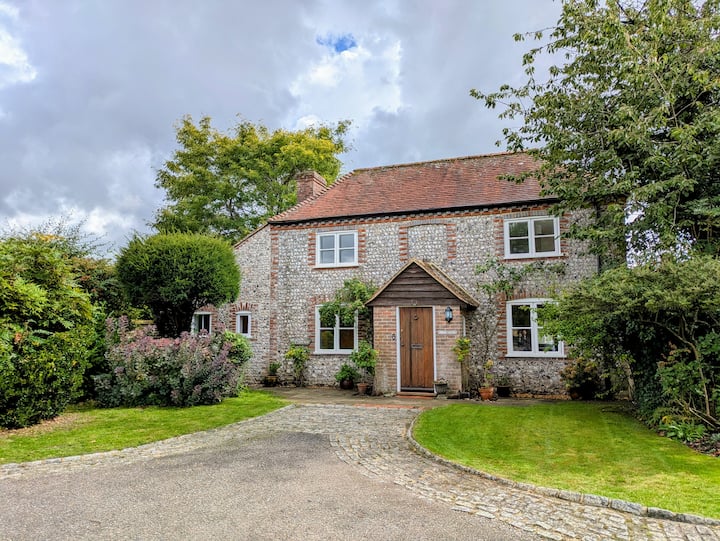 Quintessential English Cottage Near Goodwood - South Downs
